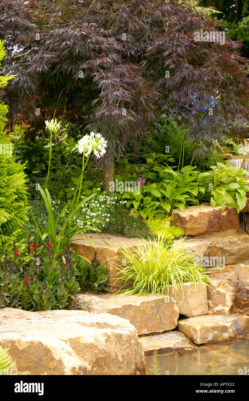 Tatton Flower Show Sandstein Steingarten mit Wasserfall Stockfotografie ...
