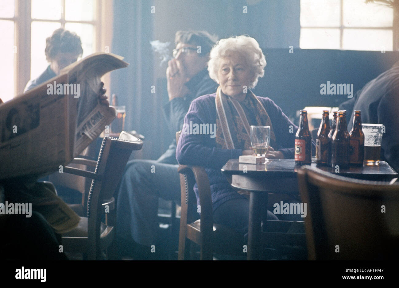 Menschen trinken in Pubs bars verrauchte Bar mit Dame sitzt am Tisch in ...