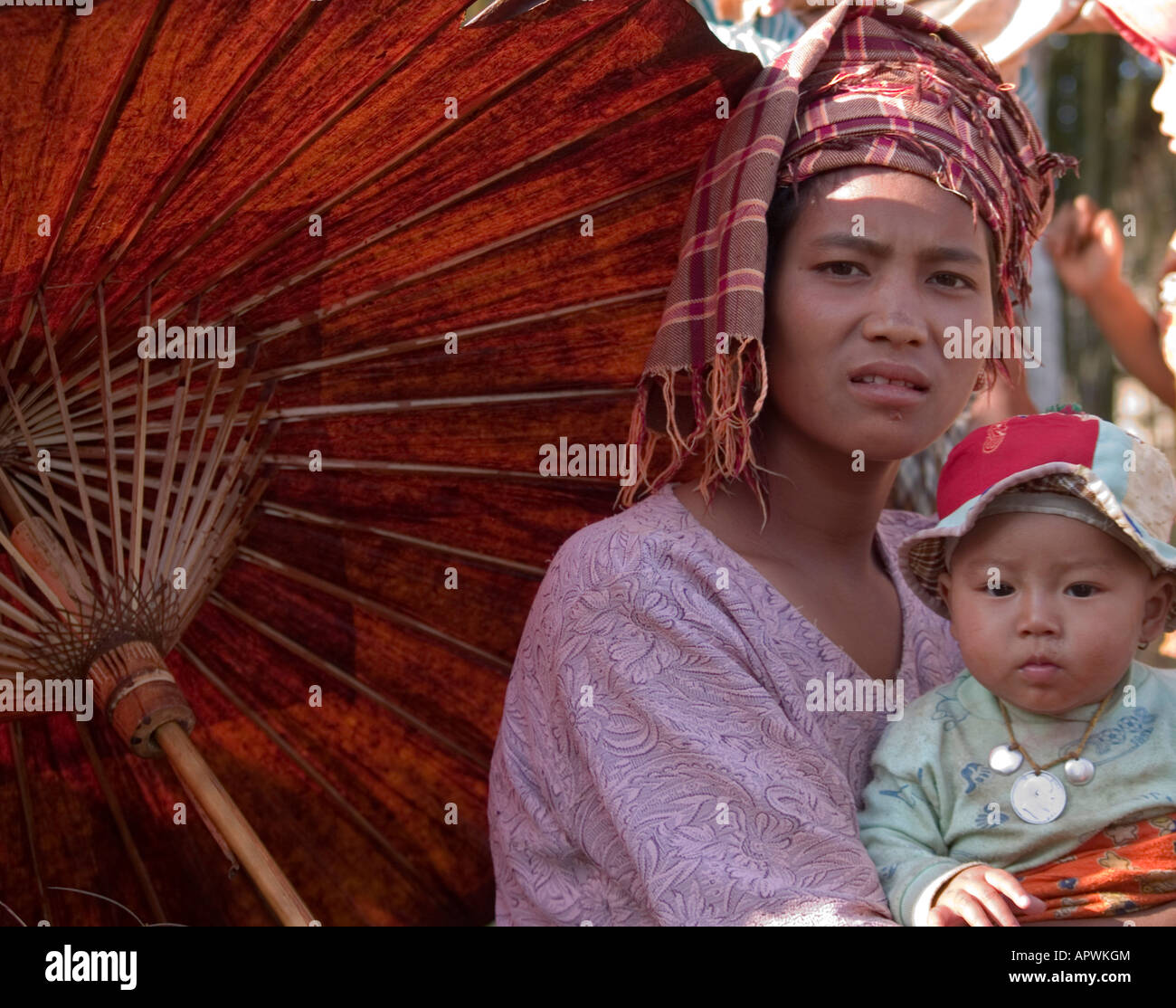 PA-O Mama und ihr Sohn unter einem Dach am Inle-See in Myanmar ...