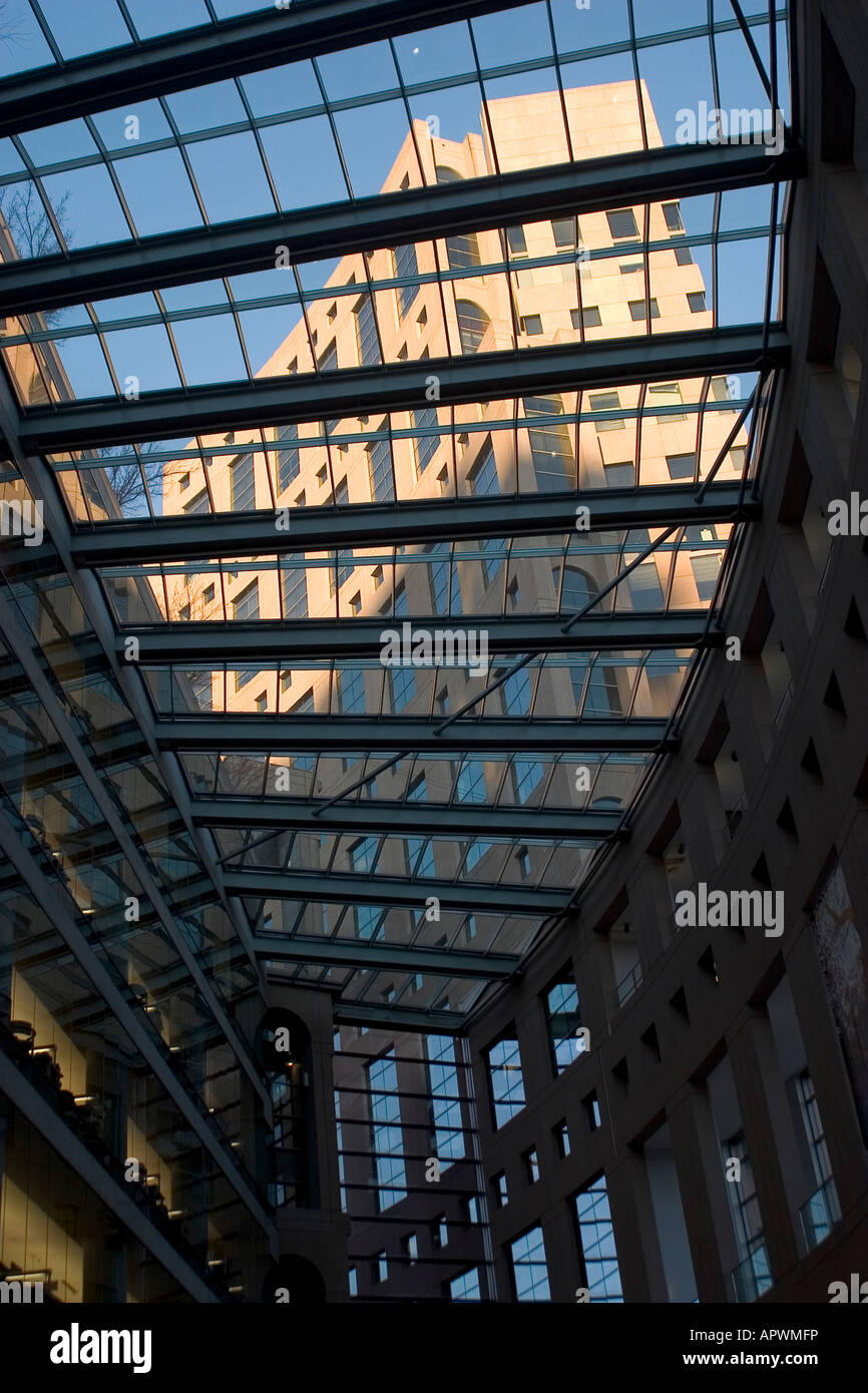 Das Atrium der Vancouver Public Library mit der Fassade sichtbar durch ...