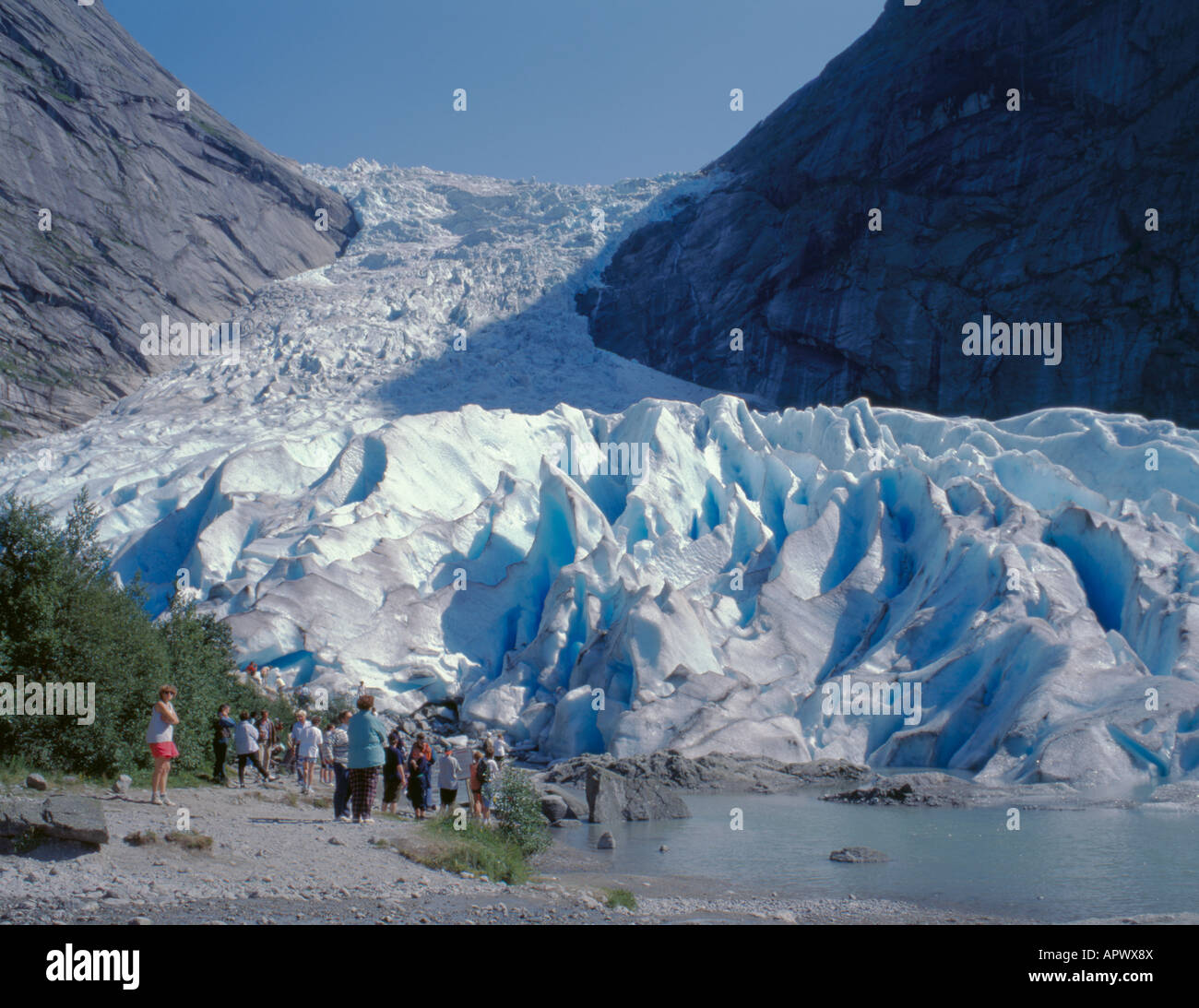 Schaulustige an der Schnauze vom Briksdal Gletscher, einem Arm des ...