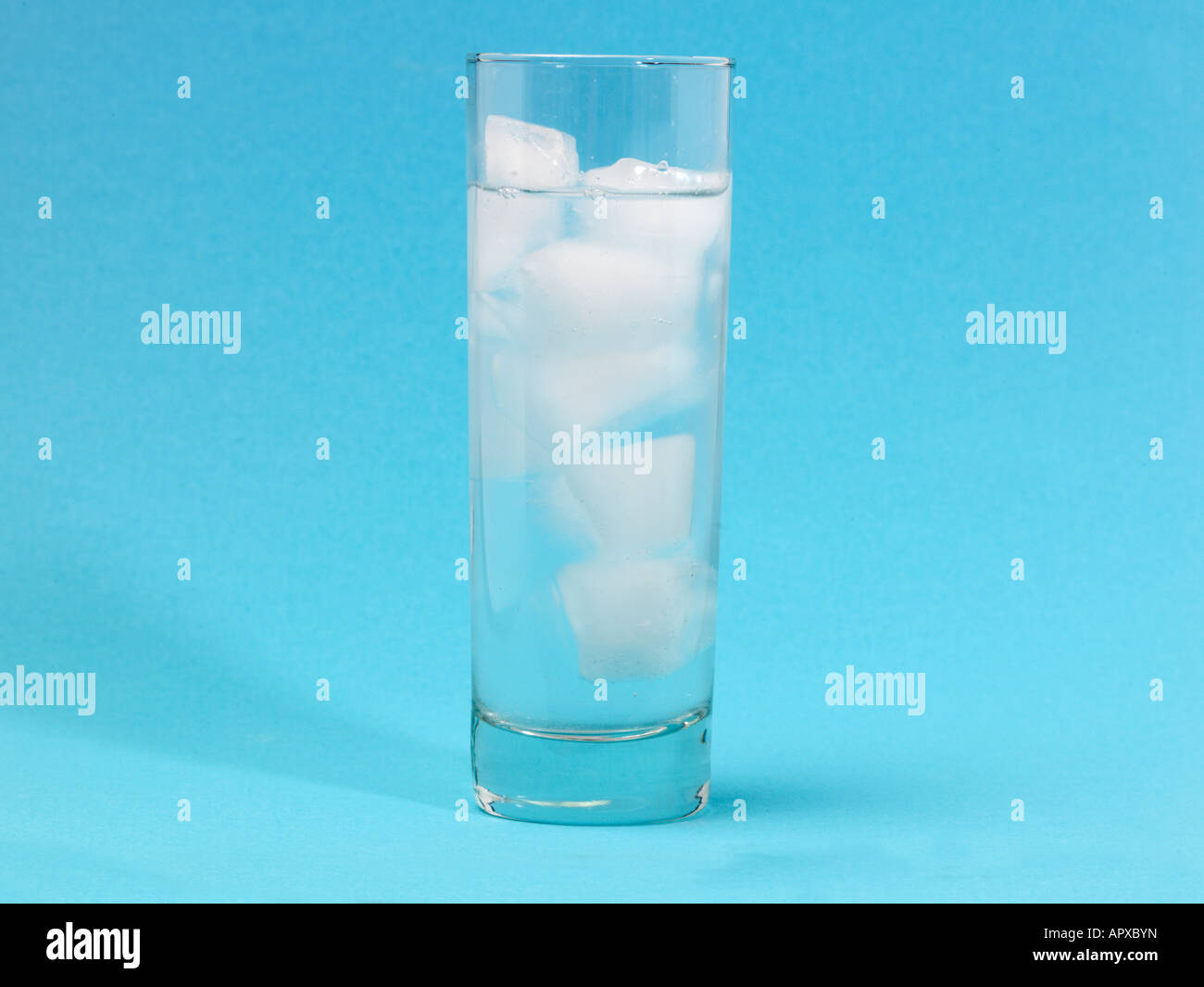 Glas voller eis -Fotos und -Bildmaterial in hoher Auflösung – Alamy