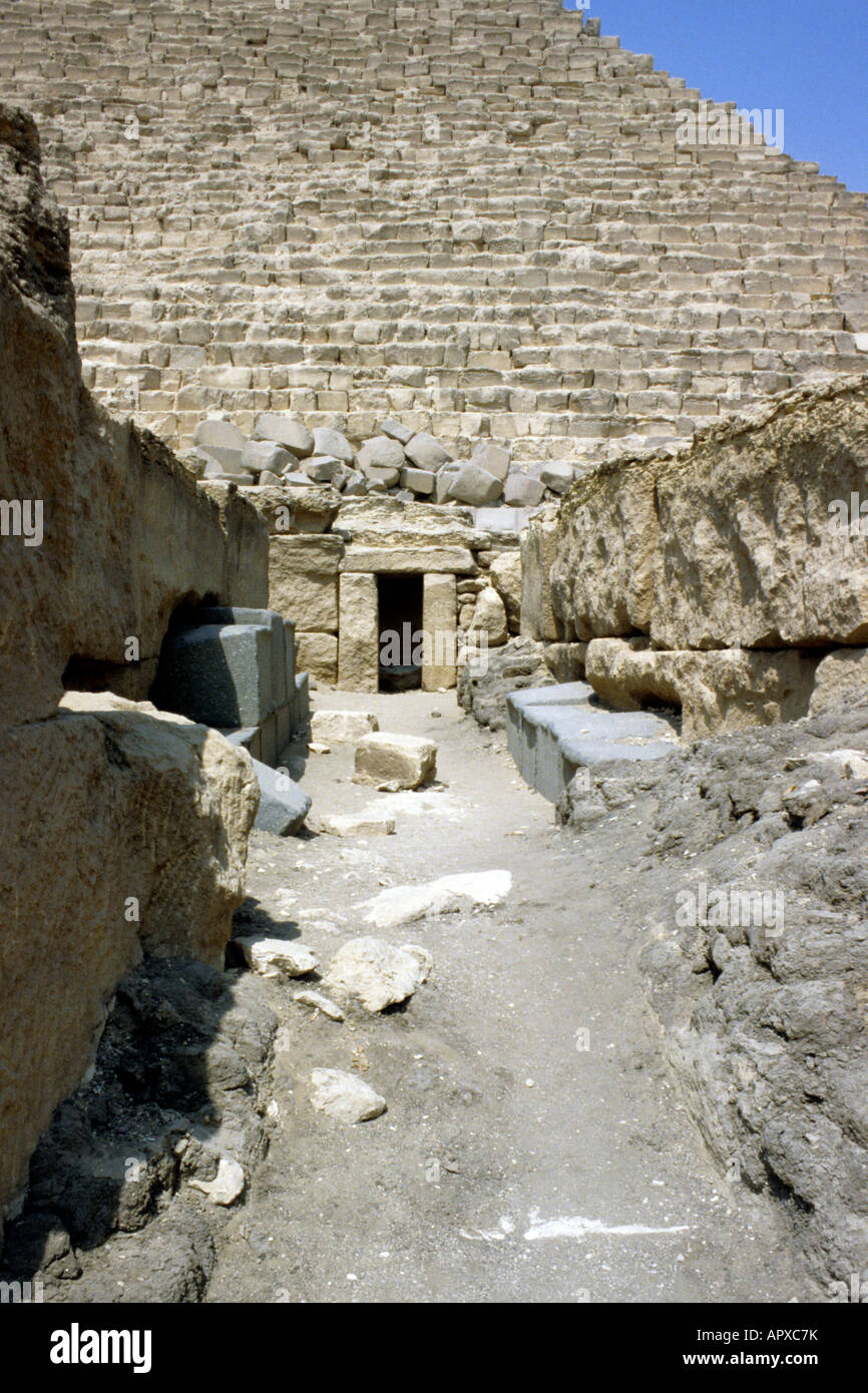 Cheops pyramid entrance -Fotos und -Bildmaterial in hoher Auflösung – Alamy