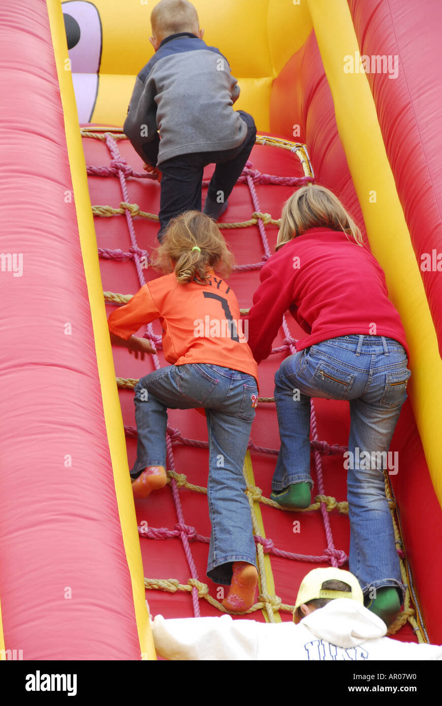 Kinder auf rutsche -Fotos und -Bildmaterial in hoher Auflösung – Alamy