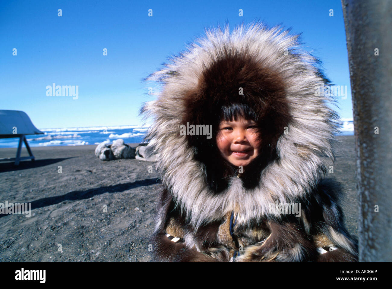 Inupiat Eskimo Mädchen in traditionellen Parka Barrow AK ...