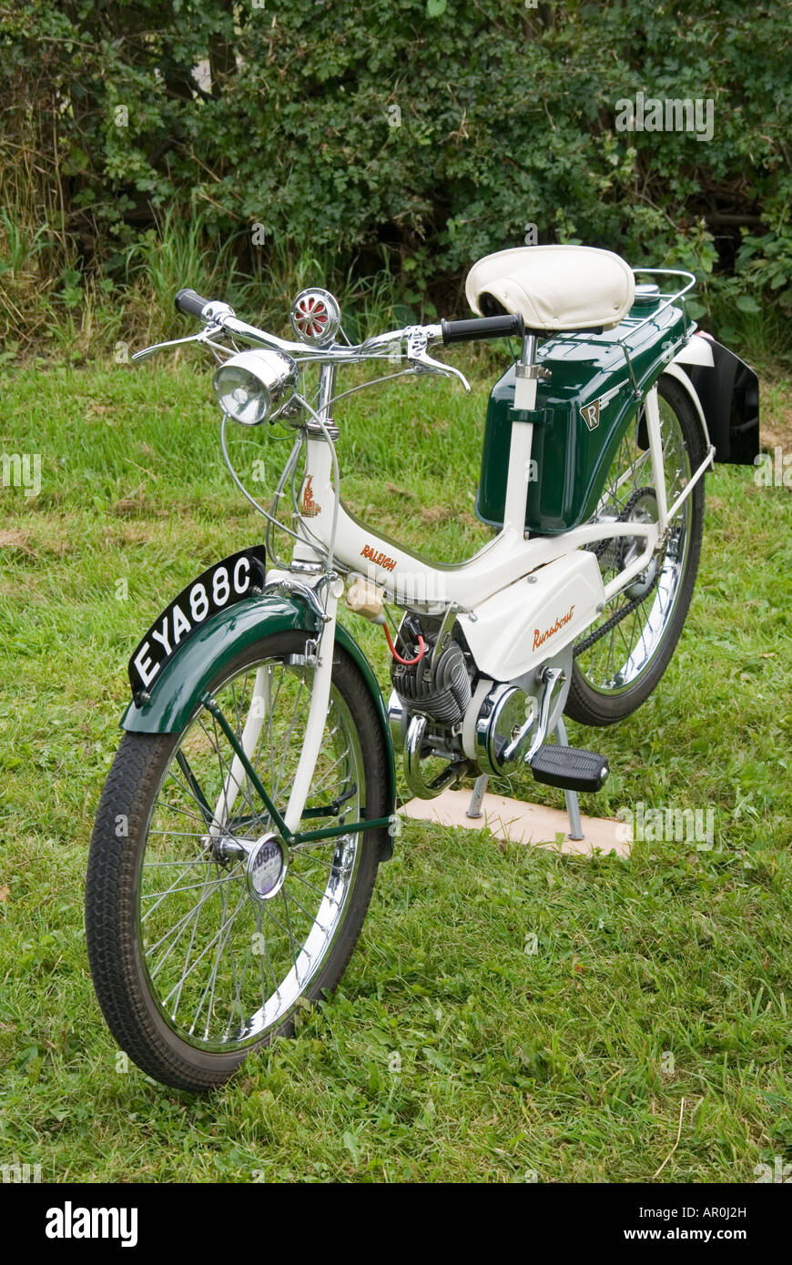 Moped-1965 Raleigh RM6 Runabout Stockfotografie - Alamy