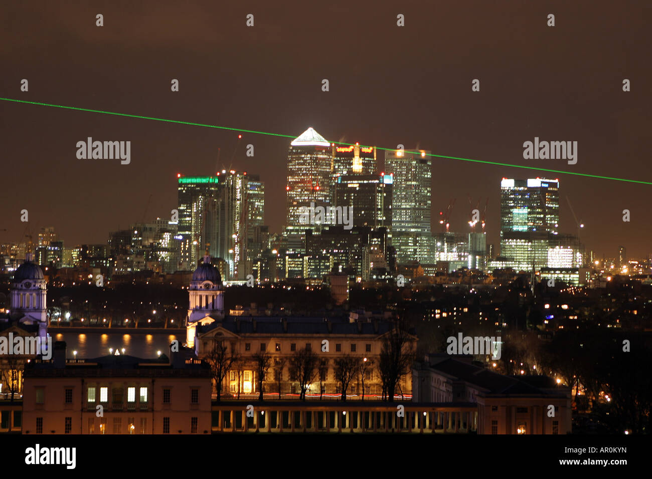 Meridian laser line night -Fotos und -Bildmaterial in hoher Auflösung ...