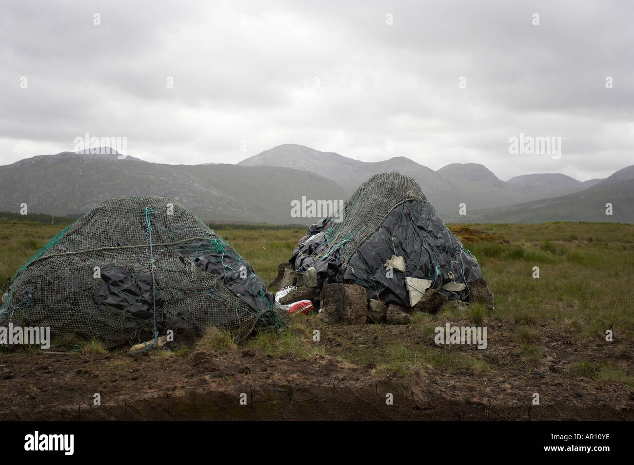Berge von Rasen Torf schneiden vor der Berge in einem Torfmoor in ...