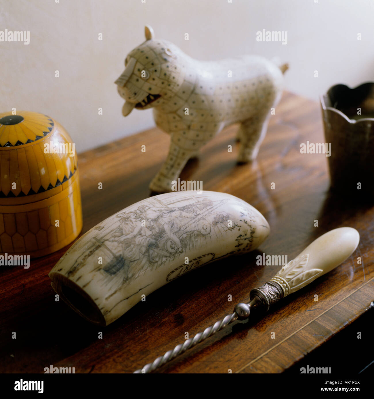 Elfenbein knochen skulptur -Fotos und -Bildmaterial in hoher Auflösung ...