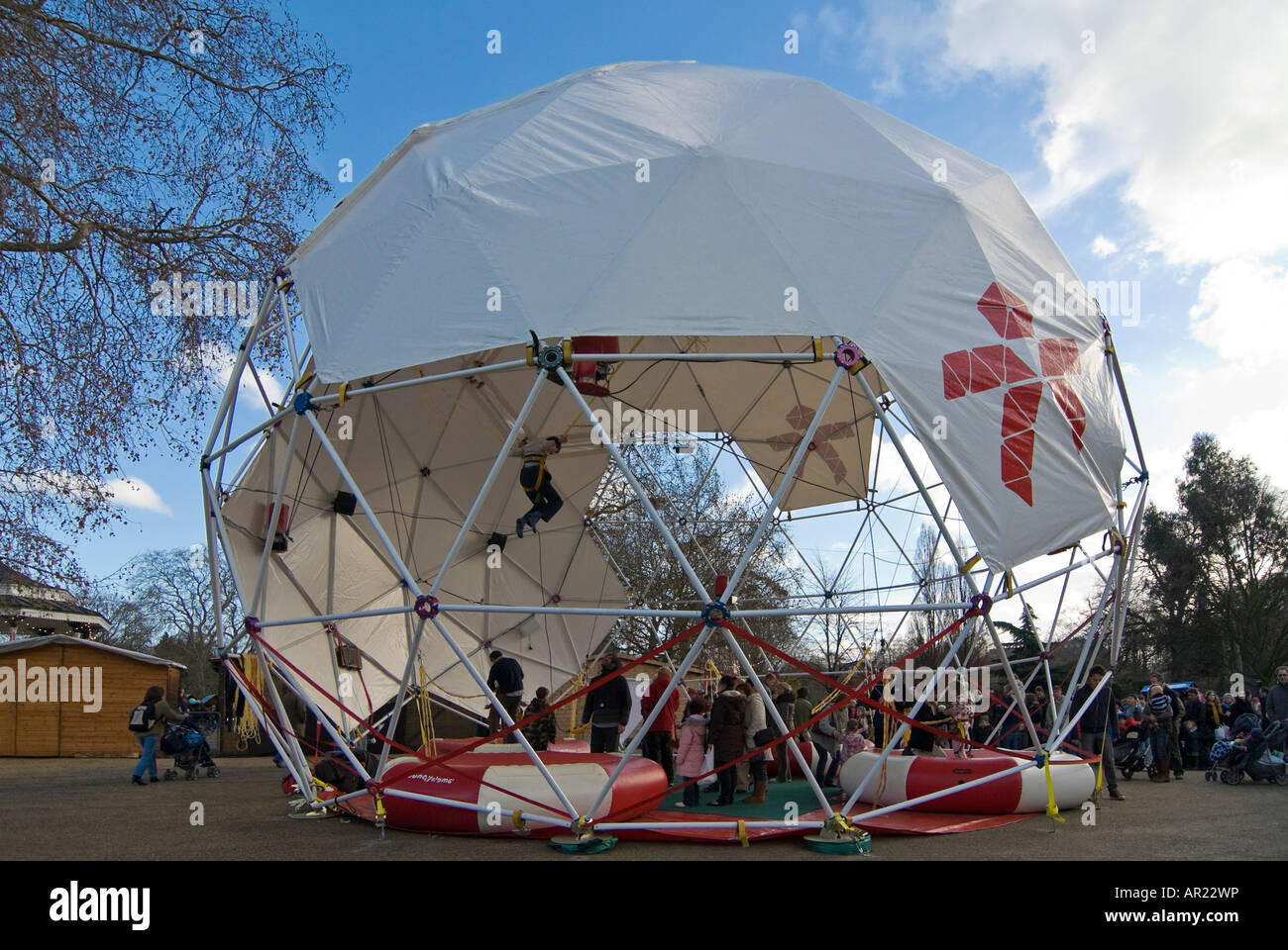 Bungy trampolin kinder -Fotos und -Bildmaterial in hoher Auflösung – Alamy