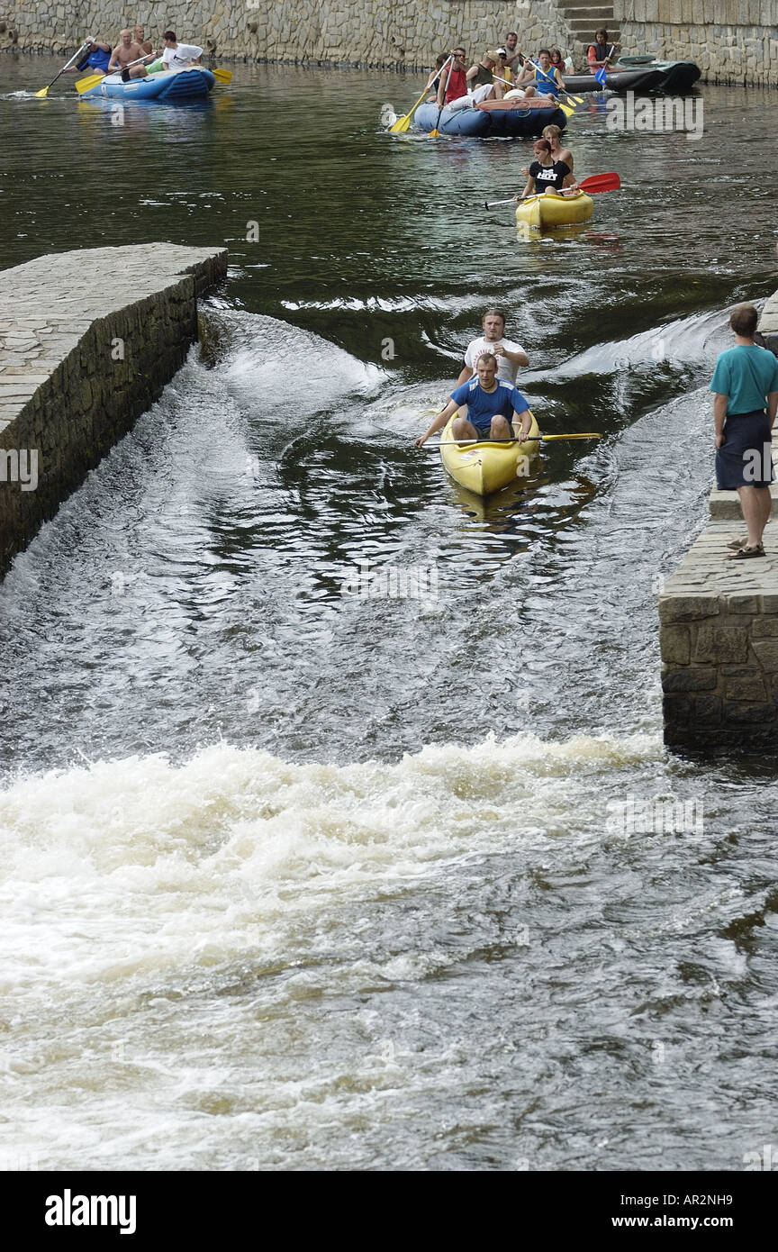 Kanutour Moldau Cesky Krumlov Tschechien Stockfotografie - Alamy