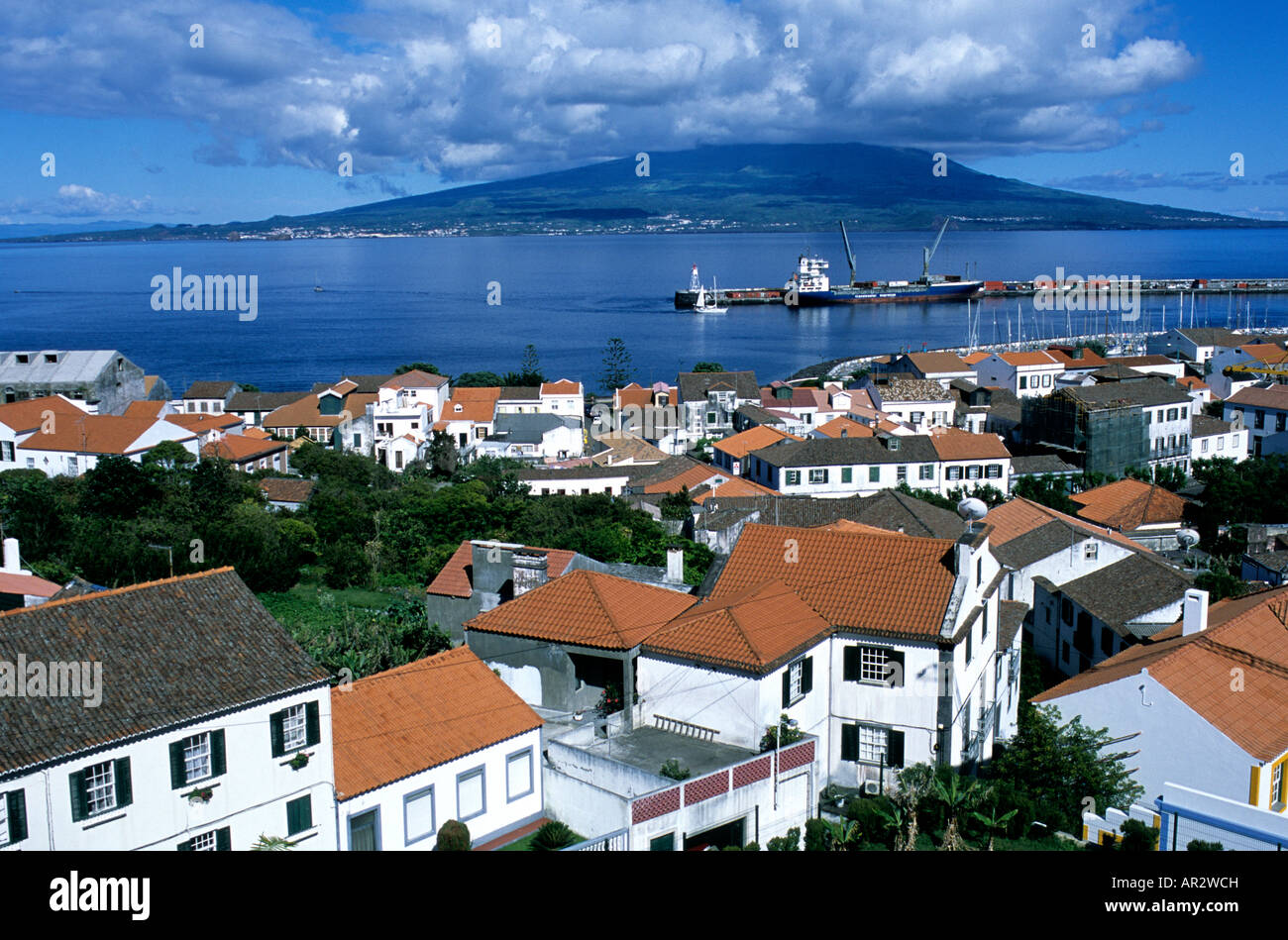 Horta auf der Insel Faial des Azoren-Archipels, mit dem Gipfel des Pico ...