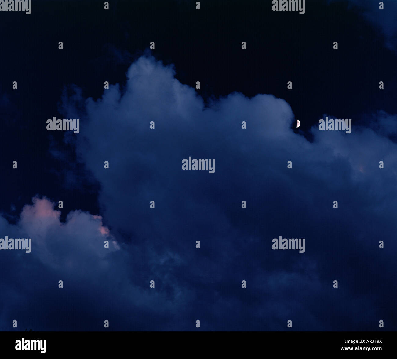 Viertel mond -Fotos und -Bildmaterial in hoher Auflösung – Alamy