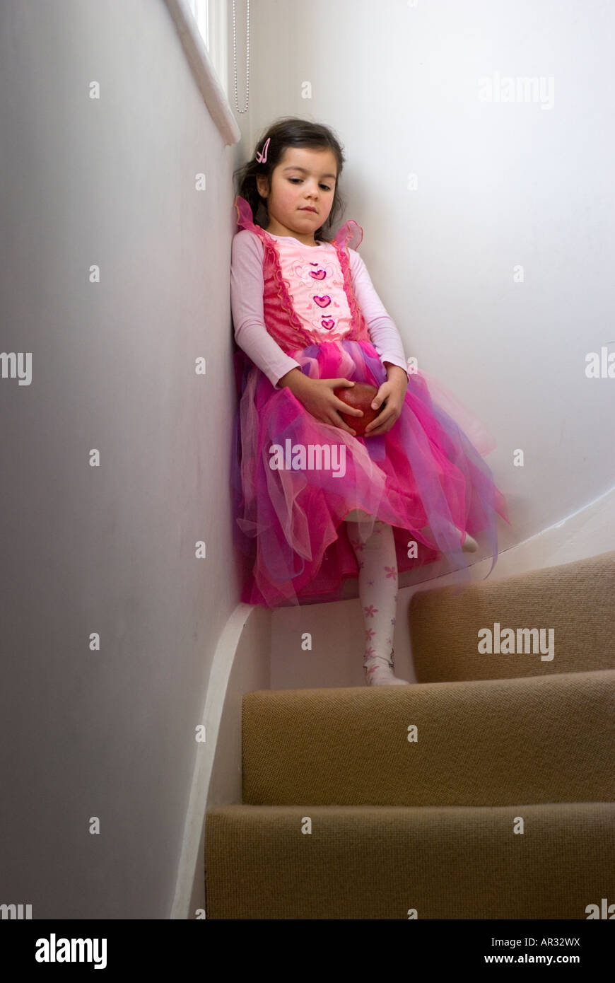 Launisch Kind auf Treppe Stockfotografie - Alamy