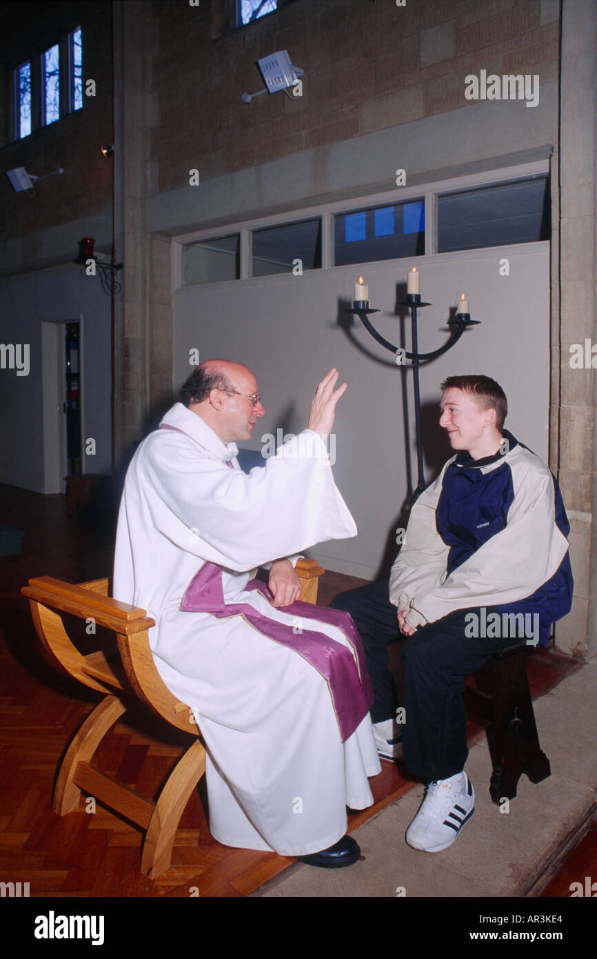 Priester & Büßer St Bernards katholische Kirche Lingfield Stockfotografie - Alamy
