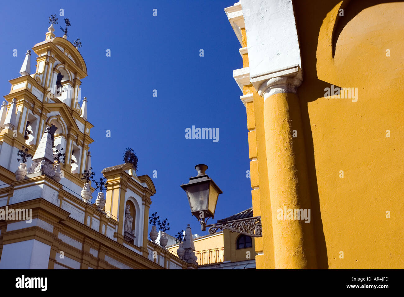 Blick durch den Bogen der Macarena, Tor der alten Stadtmauer Sevilla ...
