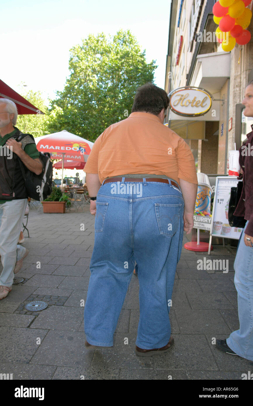 Fat man walking -Fotos und -Bildmaterial in hoher Auflösung – Alamy