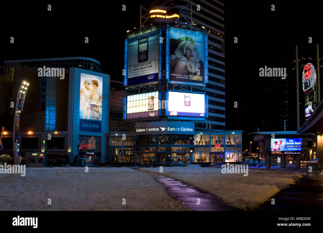 Dundas square night -Fotos und -Bildmaterial in hoher Auflösung – Alamy