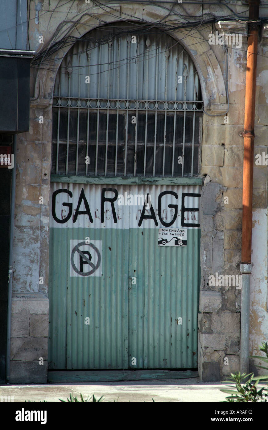 Backstreet garage -Fotos und -Bildmaterial in hoher Auflösung – Alamy