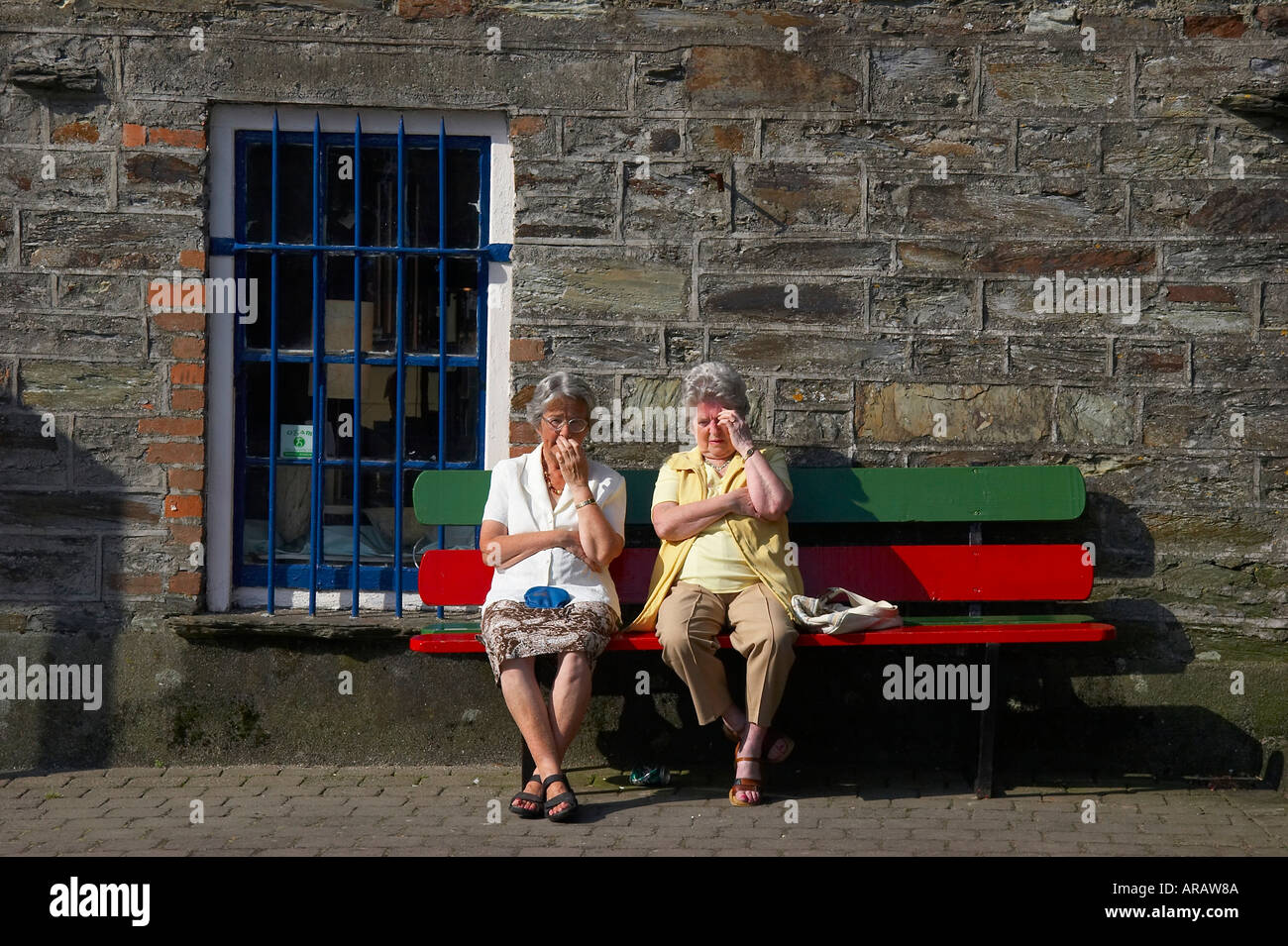 Figuren sitzen bank -Fotos und -Bildmaterial in hoher Auflösung – Alamy