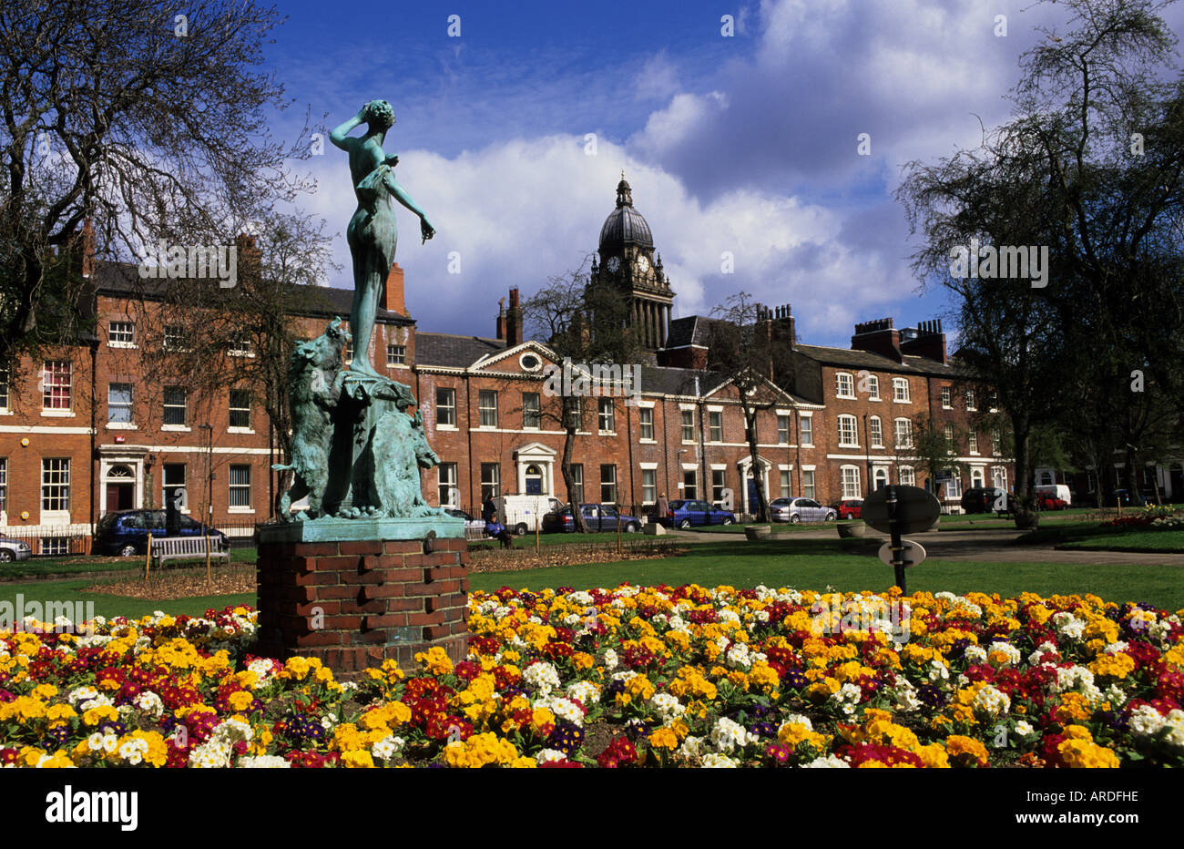 Statue von Circe mit zwei gern Schweine im Park Platz mit Leeds Rathaus ...