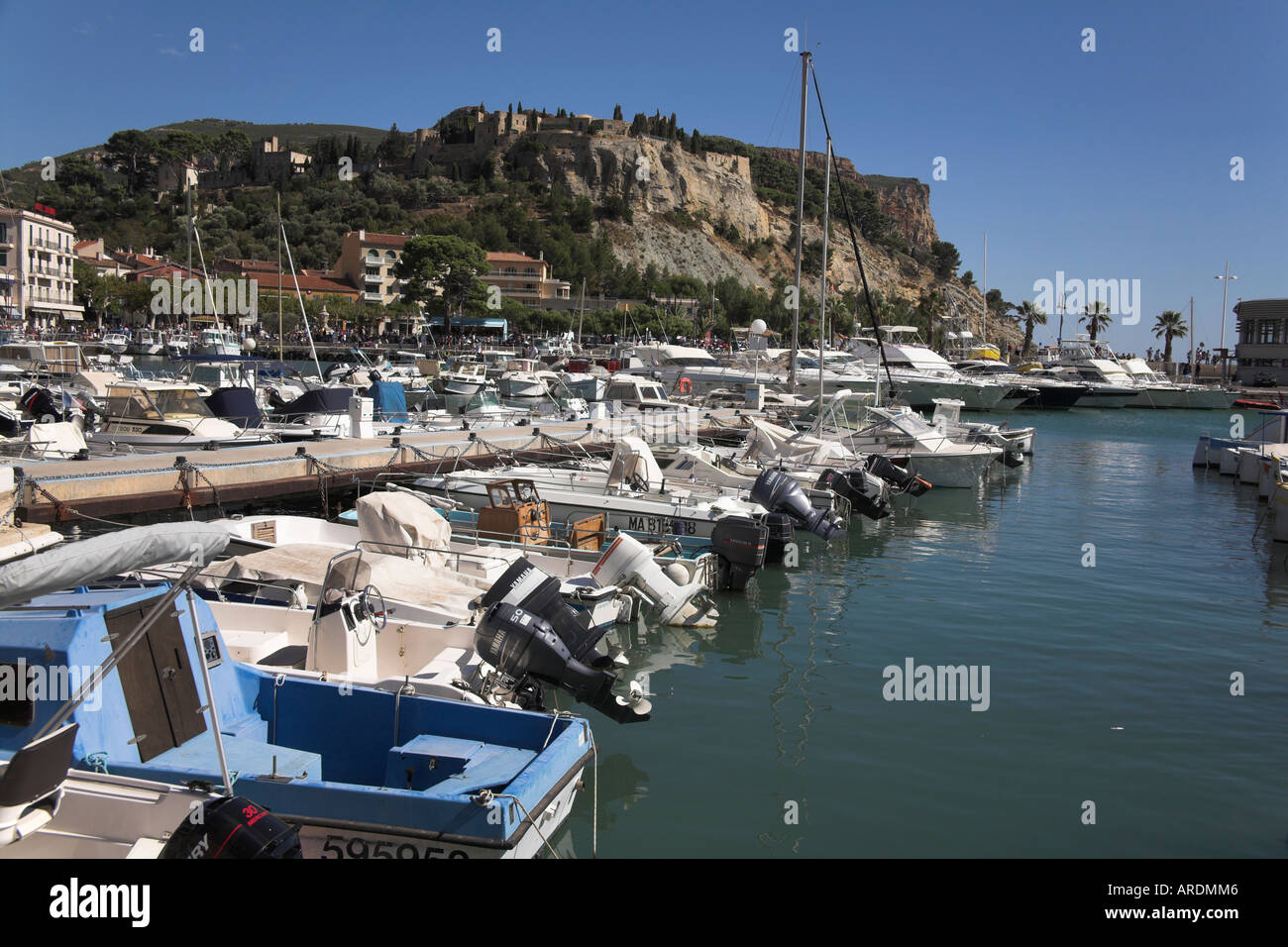 Cassis Harbour Provence Frankreich Boot CapCanaille Stockfotografie - Alamy