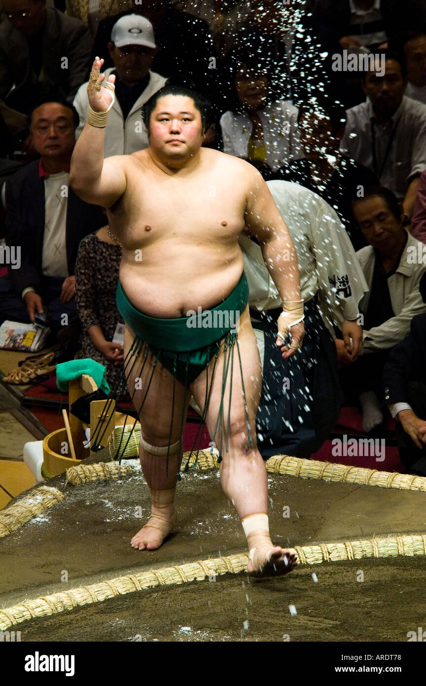 Ein Sumo-Ringer wirft Salz um den Ring vor seinem Kampf am Ryogoku ...