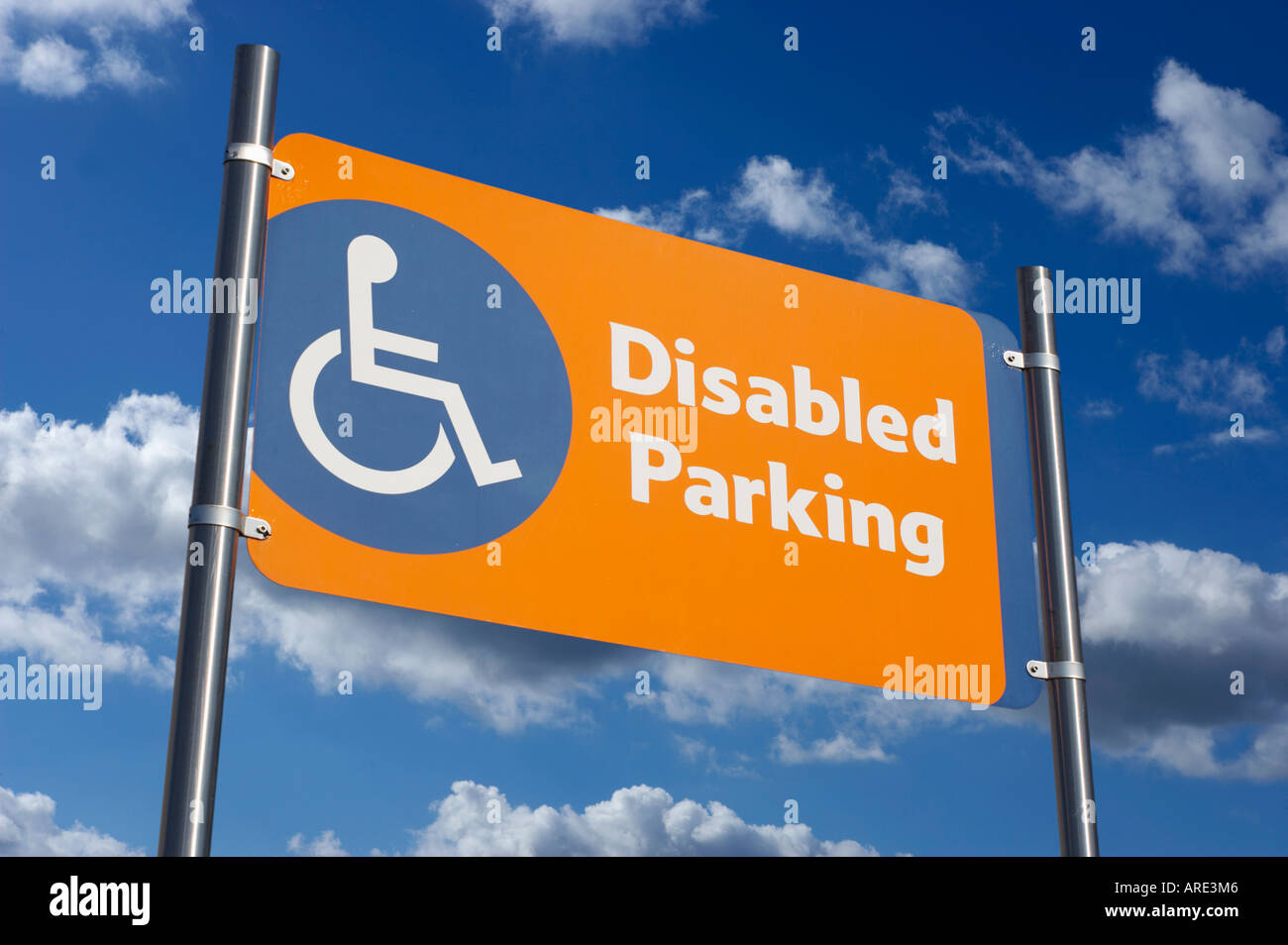 BEHINDERTEN PARKPLATZ SCHILD MIT ROLLSTUHL-SYMBOL UND BLUE SUMMER SKY ...