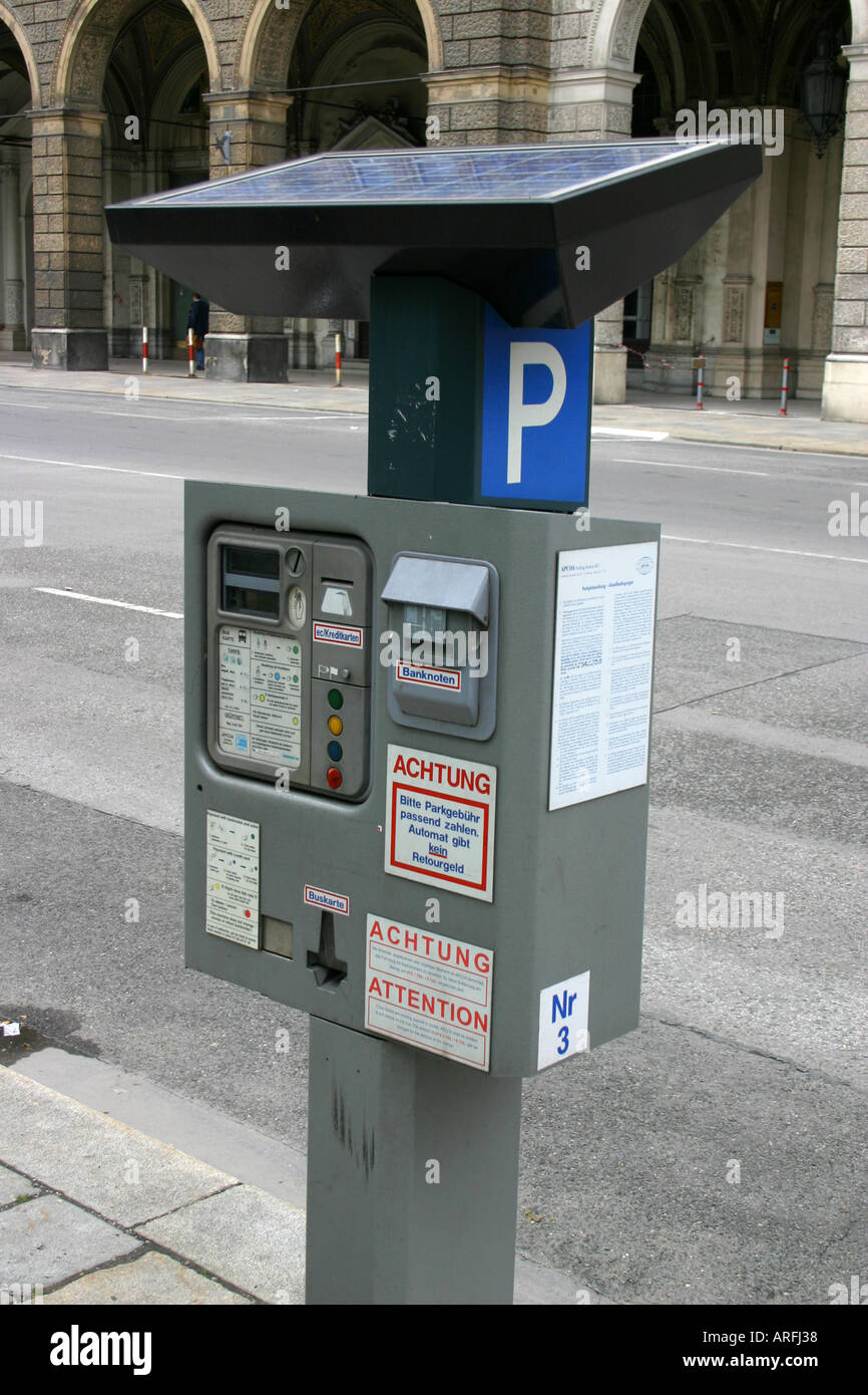Solar powered parking meter machine -Fotos und -Bildmaterial in hoher ...