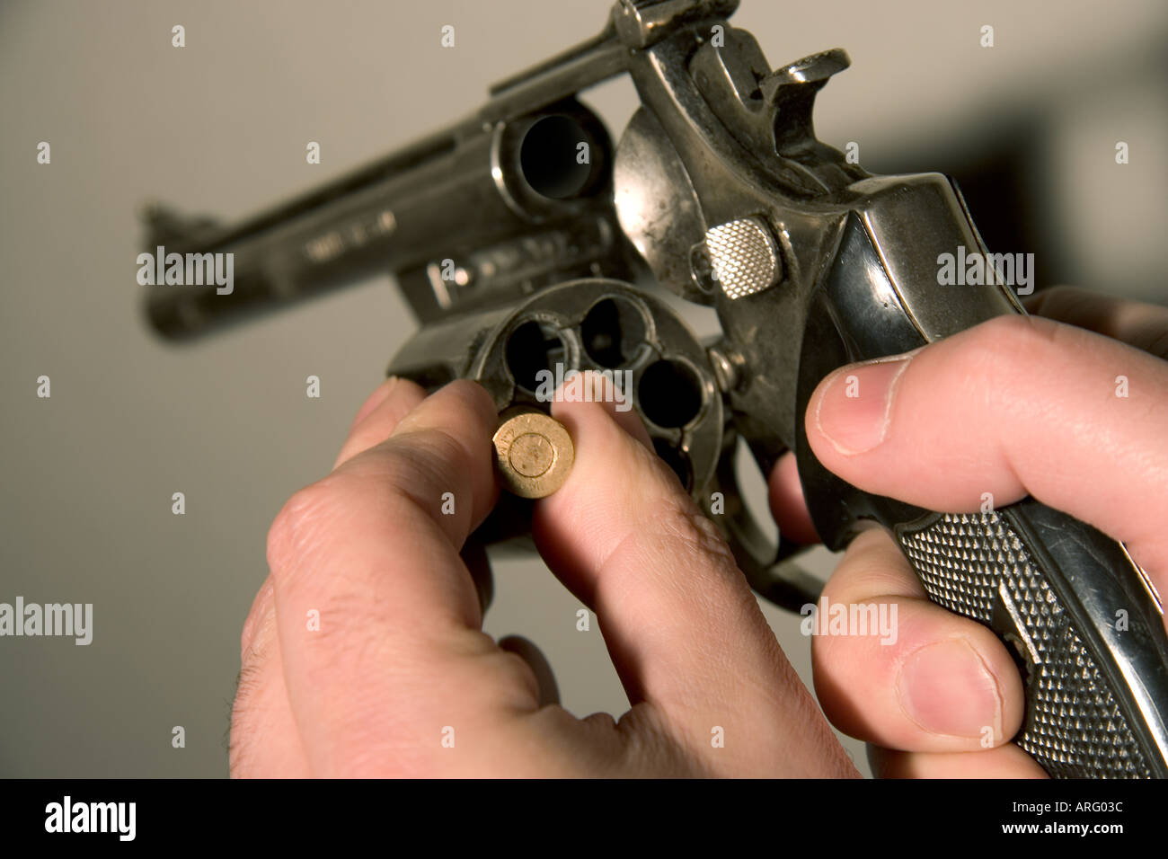 Mann, spielt russisches Roulette mit 44 Magnum Revolver Pistole Modell ...