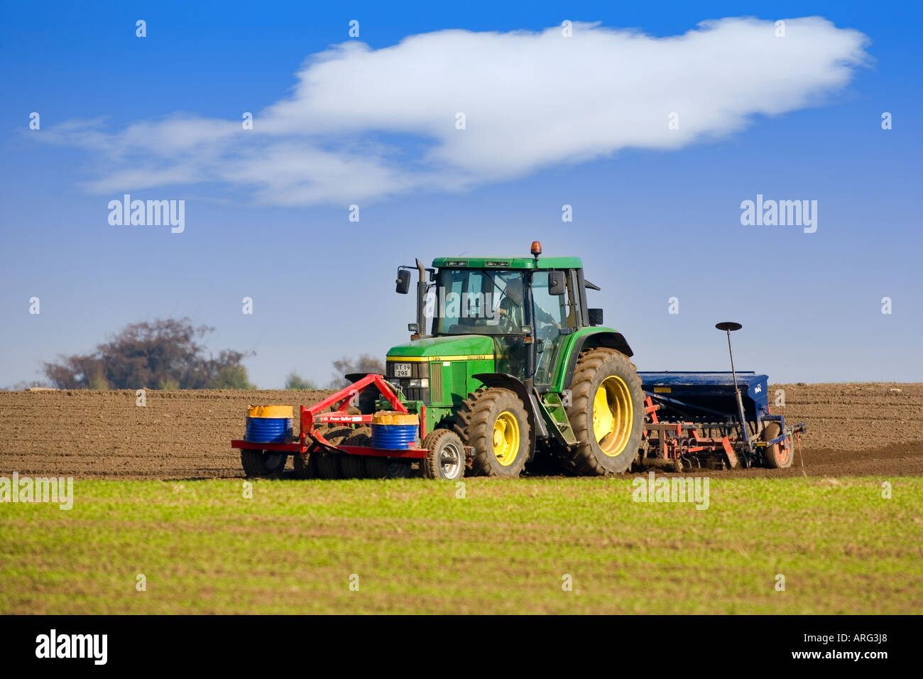 John deere tractor seed drill -Fotos und -Bildmaterial in hoher ...