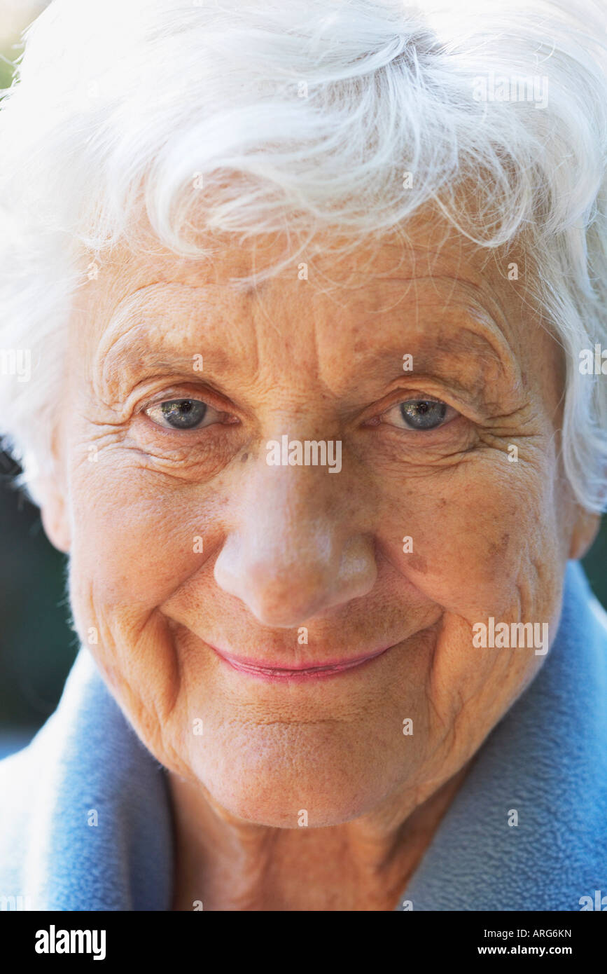 Nahaufnahme alte frau dame weibliche reife rentner senior -Fotos und ...