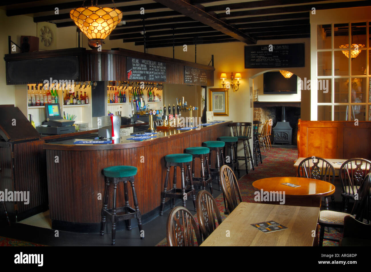 Das Innere der Bar in einem englischen Pub mit Zapfanlagen und ...