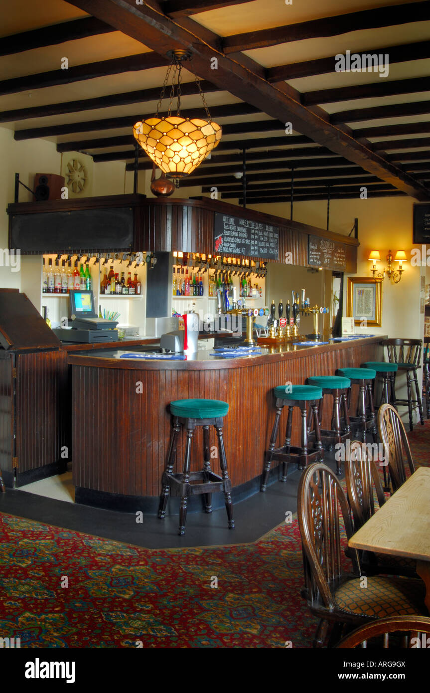 Das Innere der Bar in einem englischen Pub mit Zapfanlagen und ...