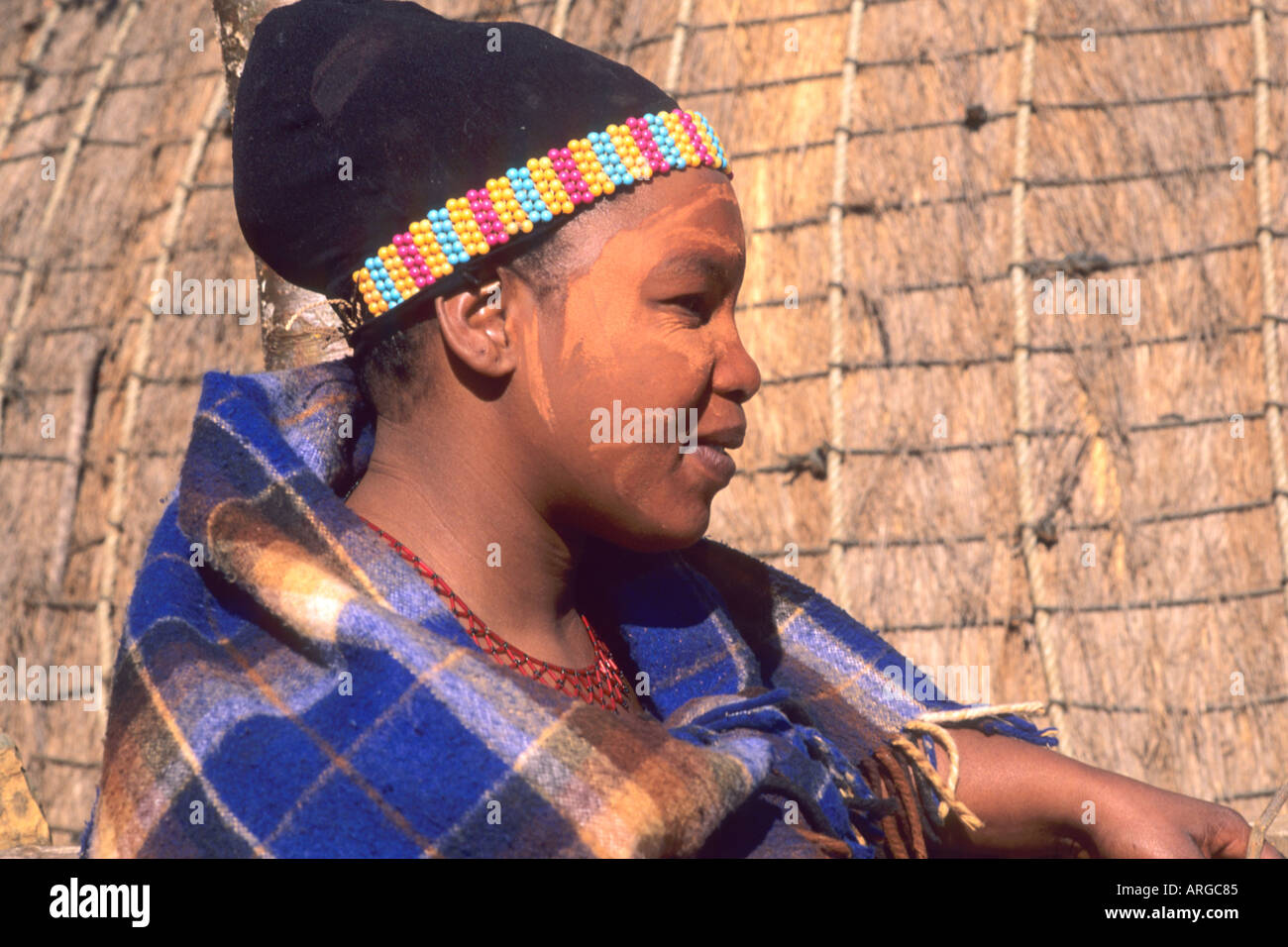 Frau In Einheimischen Zulu Stamm An Shakaland Center South Africa