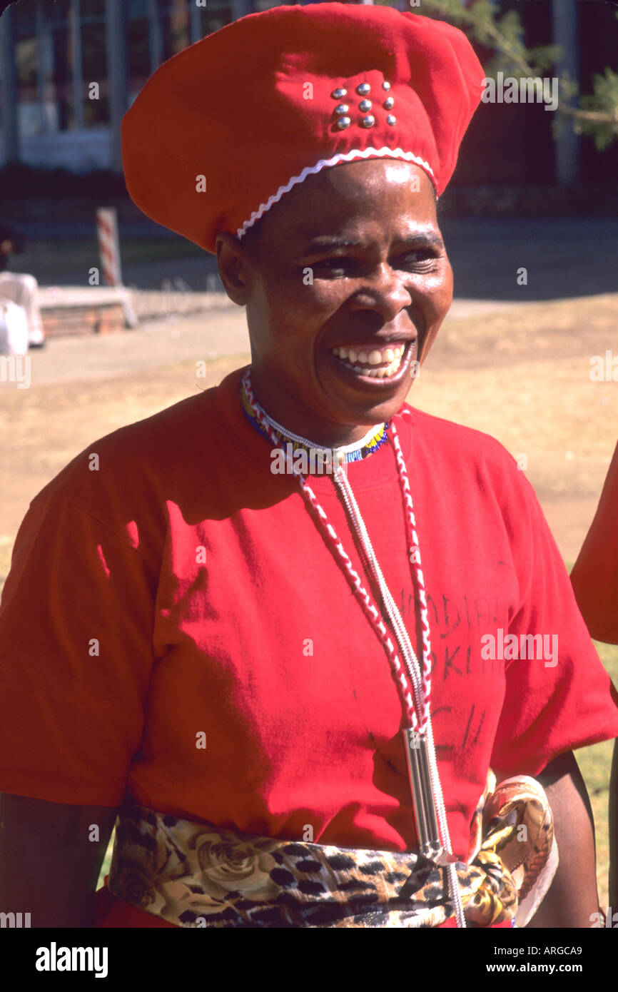 Bunte Frau In Einheimischen Zulu Stamm An Shakaland Center South Africa