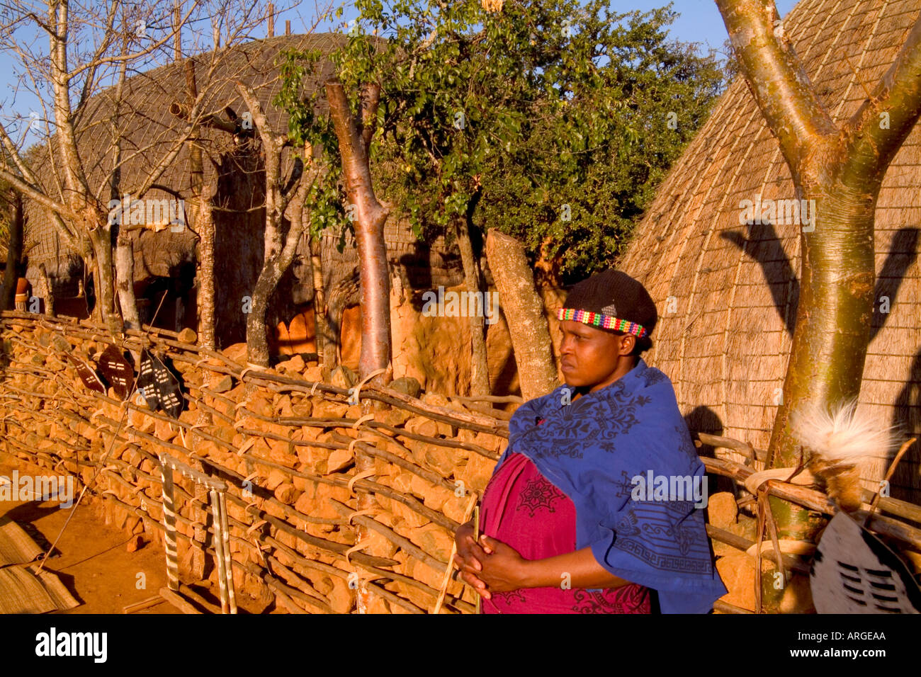 Bunte Frau In Einheimischen Zulu Stamm An Shakaland Center South Africa