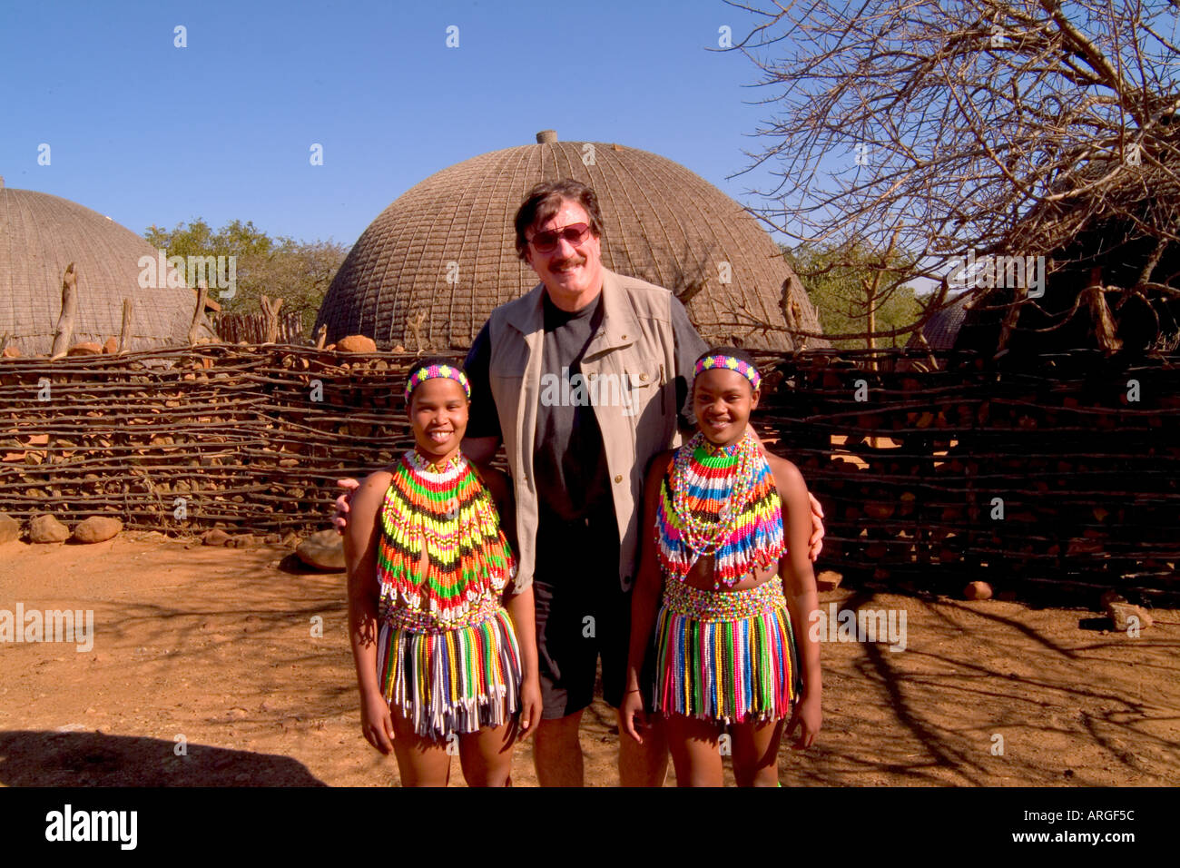 Tänzer In Perlen Mit Touristen In Einheimischen Zulu Stamm An Shakaland
