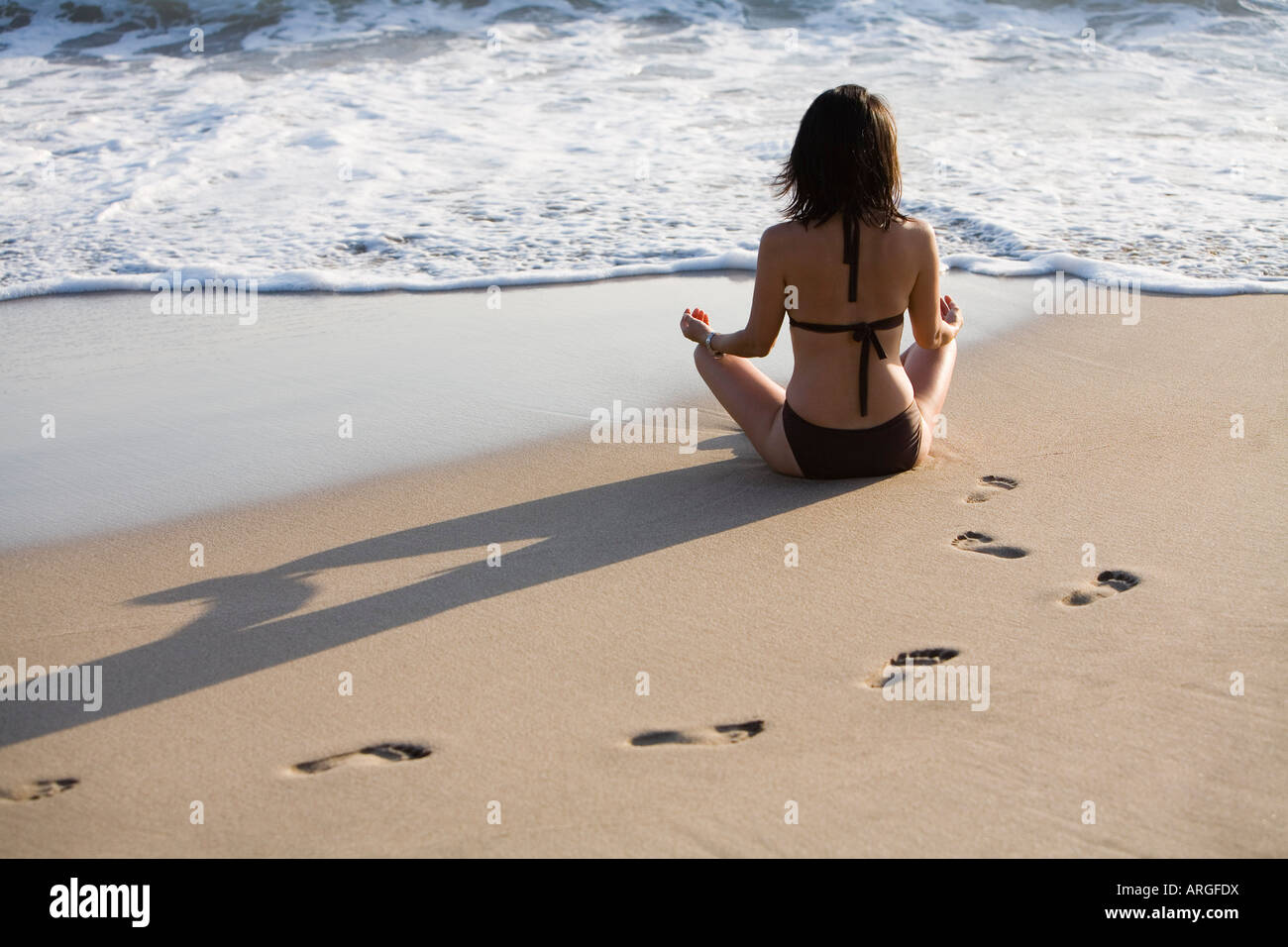 Alte frauen am strand bikini -Fotos und -Bildmaterial in hoher Auflösung – Alamy