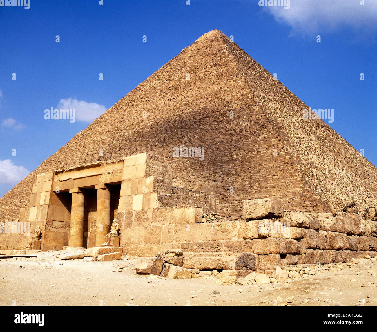 Khufu cheops mortuary temple -Fotos und -Bildmaterial in hoher ...