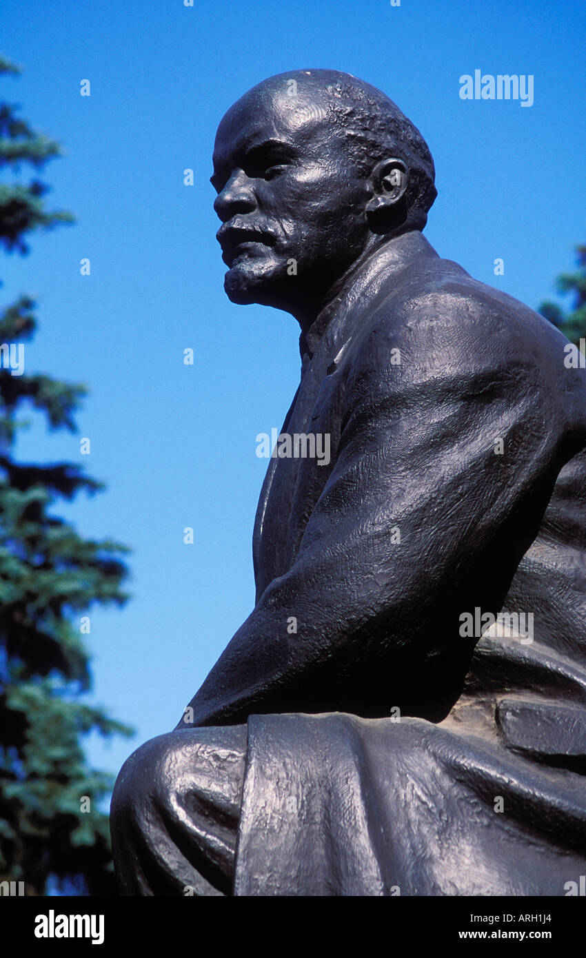 Mit Blick auf den Kreml die Skulptur von Lenin wurde aufgestellt, um ...