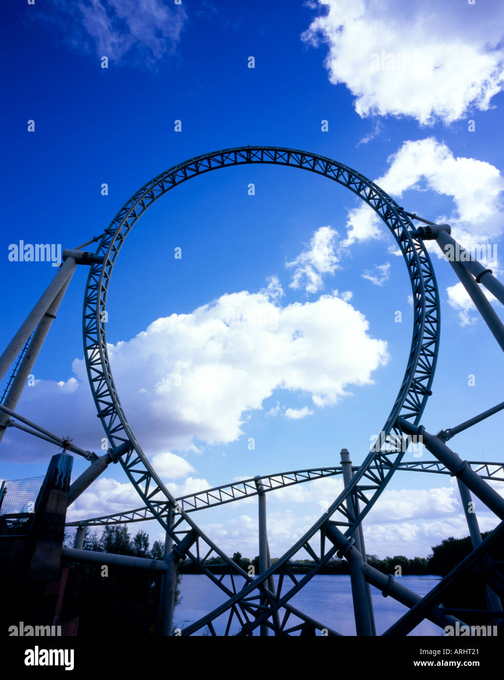 Silhouette der Koloss Achterbahn, Thorpe Park, England, UK ...