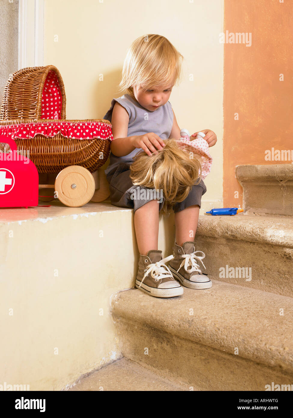 Kleine puppe -Fotos und -Bildmaterial in hoher Auflösung – Alamy
