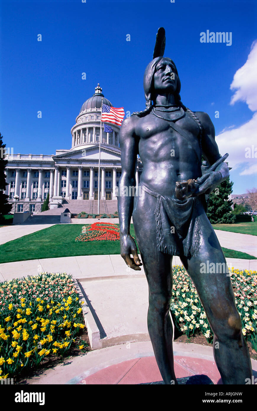 Statue von Native American vor State Capitol, Salt Lake City, Utah ...