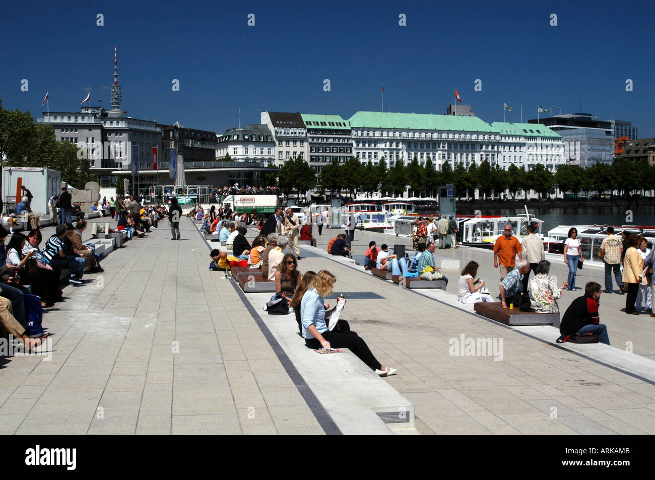 Jungfernstieg with the inner alster and pier -Fotos und -Bildmaterial ...