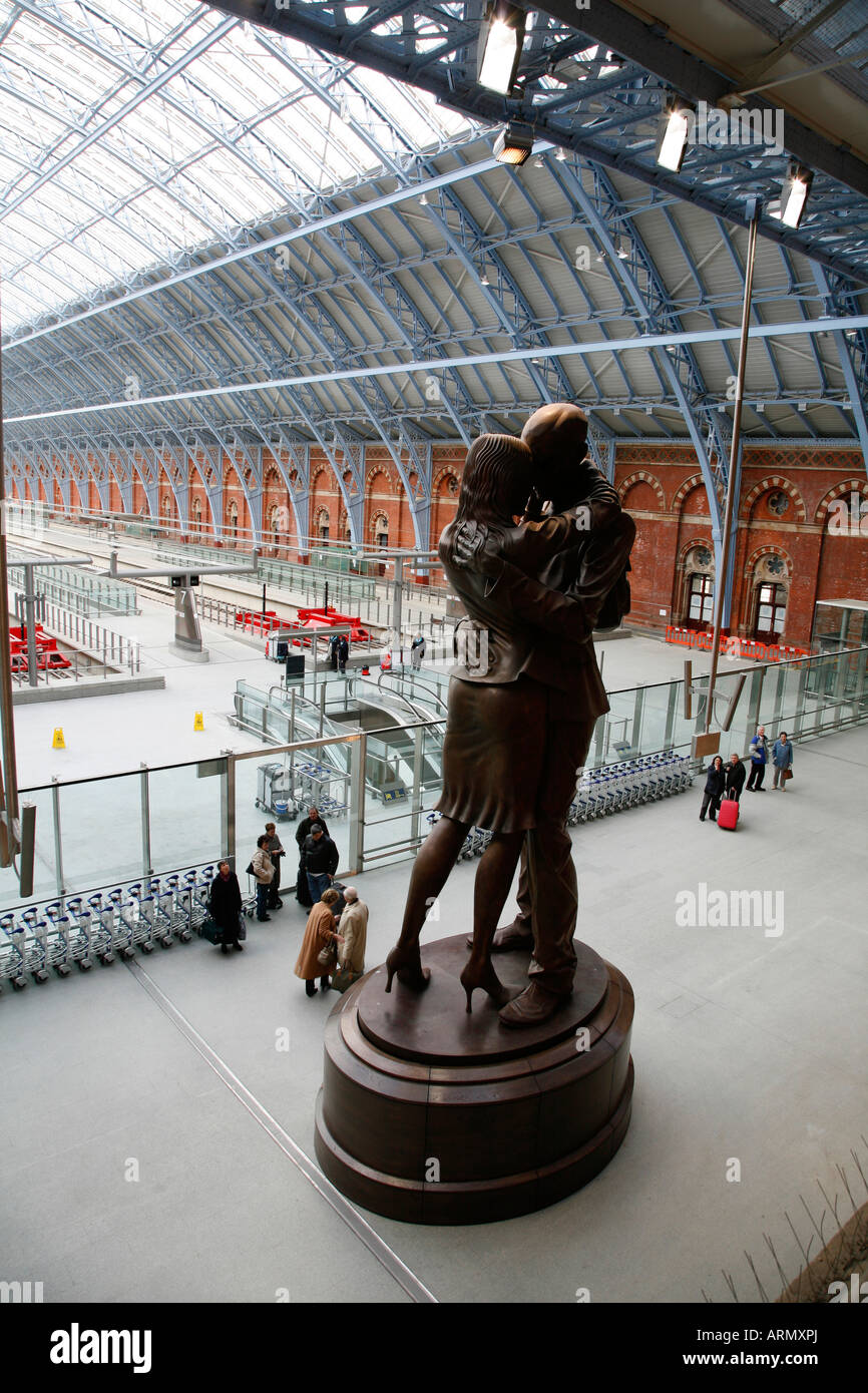 Statue in st pancras station -Fotos und -Bildmaterial in hoher ...