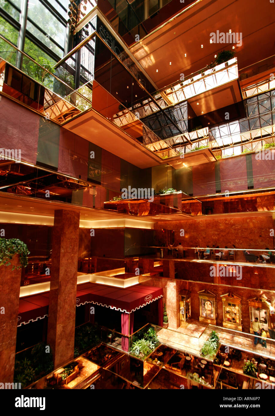 Interior trump tower new york -Fotos und -Bildmaterial in hoher ...