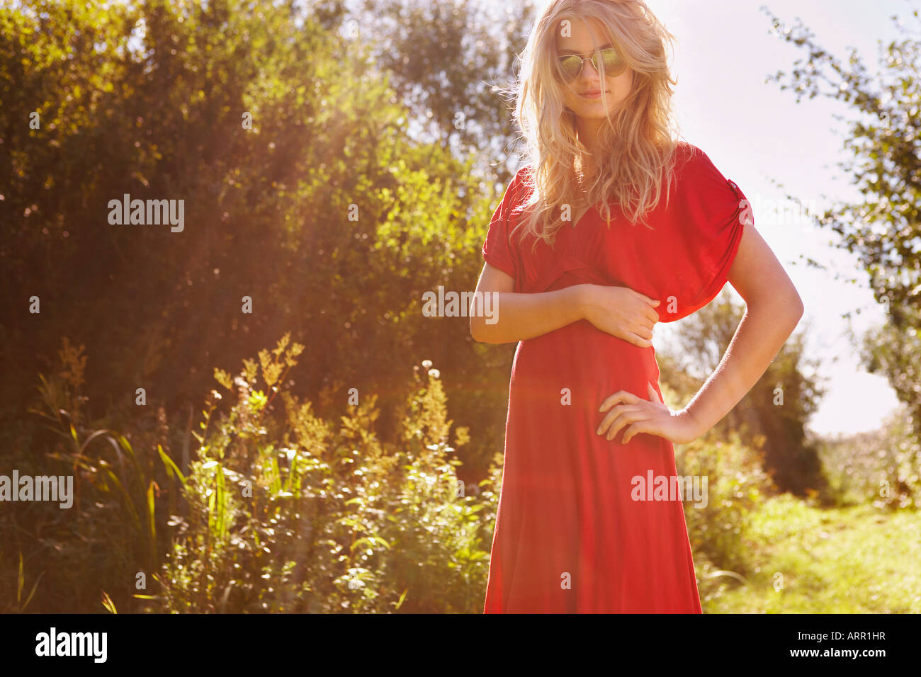 Rotes kleid trägt -Fotos und -Bildmaterial in hoher Auflösung – Alamy