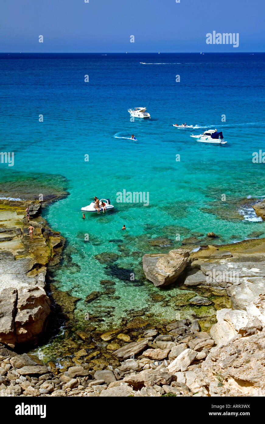 Menschen und Boote. In der Nähe von Cala Vella. Süden der Insel ...
