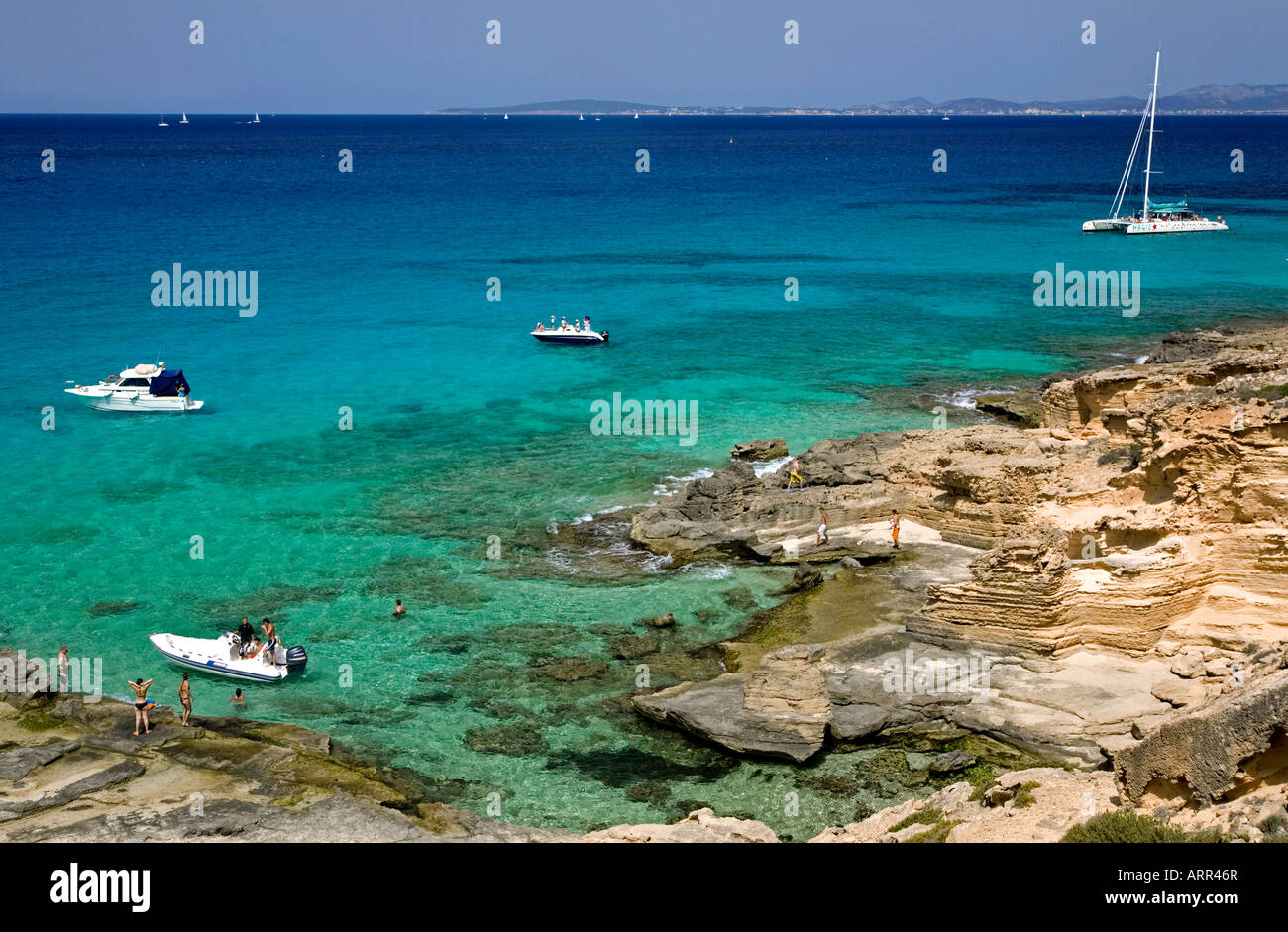 Menschen und Boote. In der Nähe von Cala Vella. Süden der Insel ...